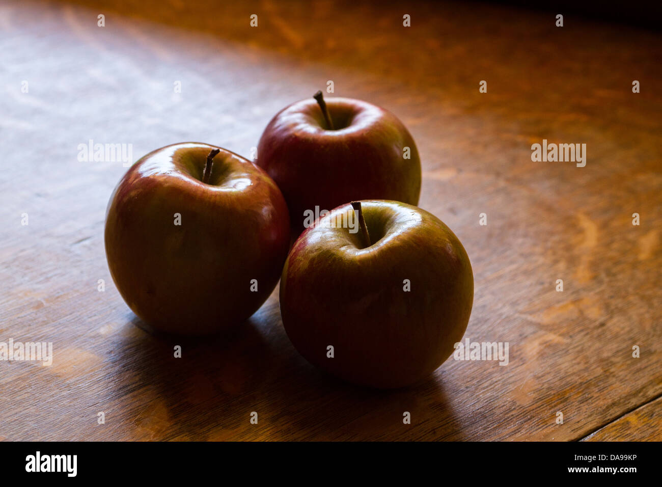 Rome Beauty apples on an old oak wood table Stock Photo - Alamy