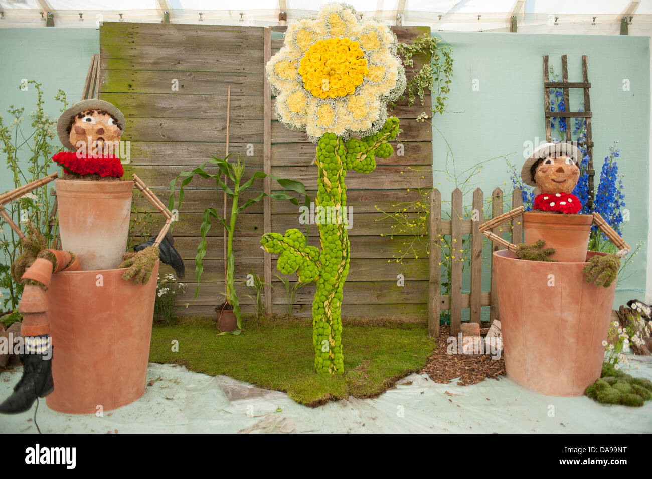 Hampton Court Palace, Surrey, UK. 8th July, 2013. Flower Pot Men and ...