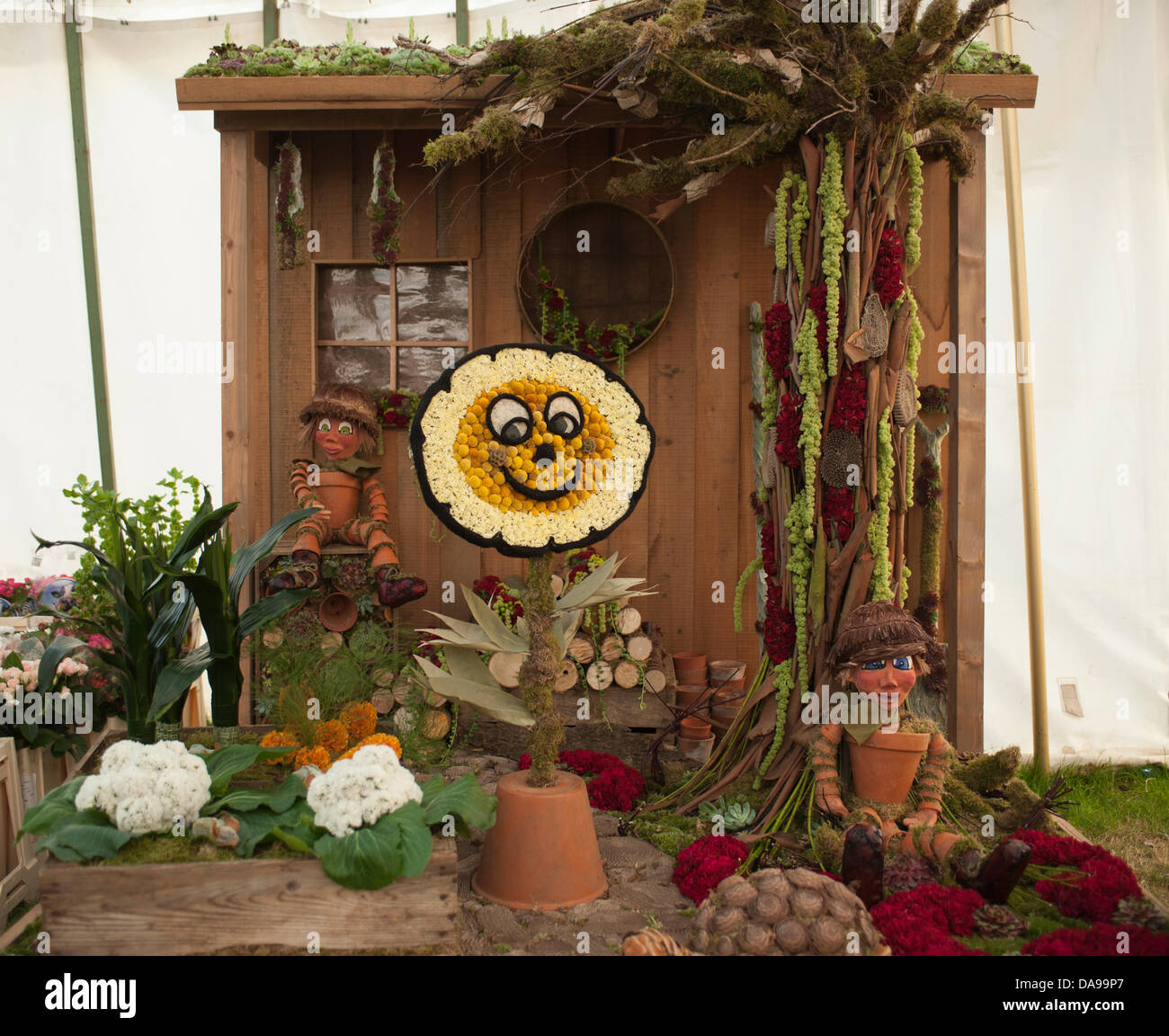 Hampton Court Palace, Surrey, UK. 8th July, 2013. Flower Pot Men and ...