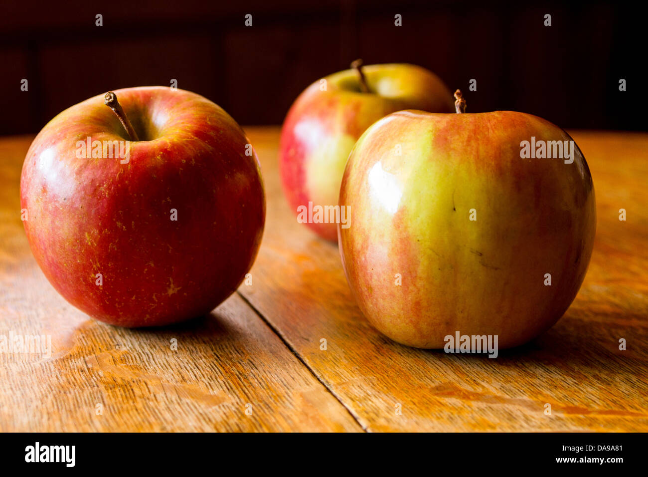 Rome Beauty apples on an old oak wood table Stock Photo - Alamy