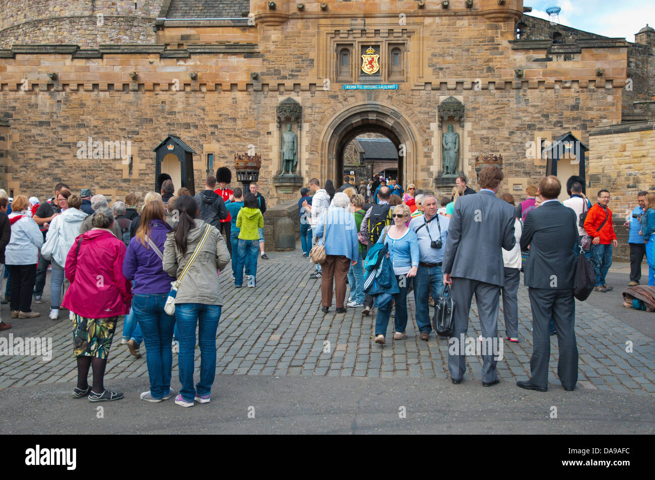 Outside edinburgh castle hi-res stock photography and images - Alamy
