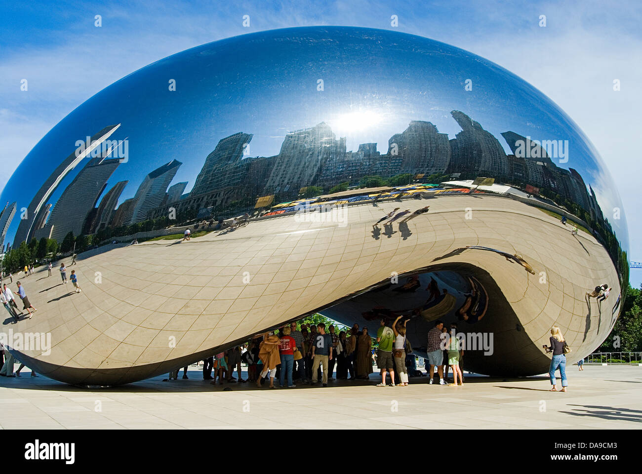 Chicago's "Bean" or "Cloud Gate" sculpture at Millennium Park Stock ...
