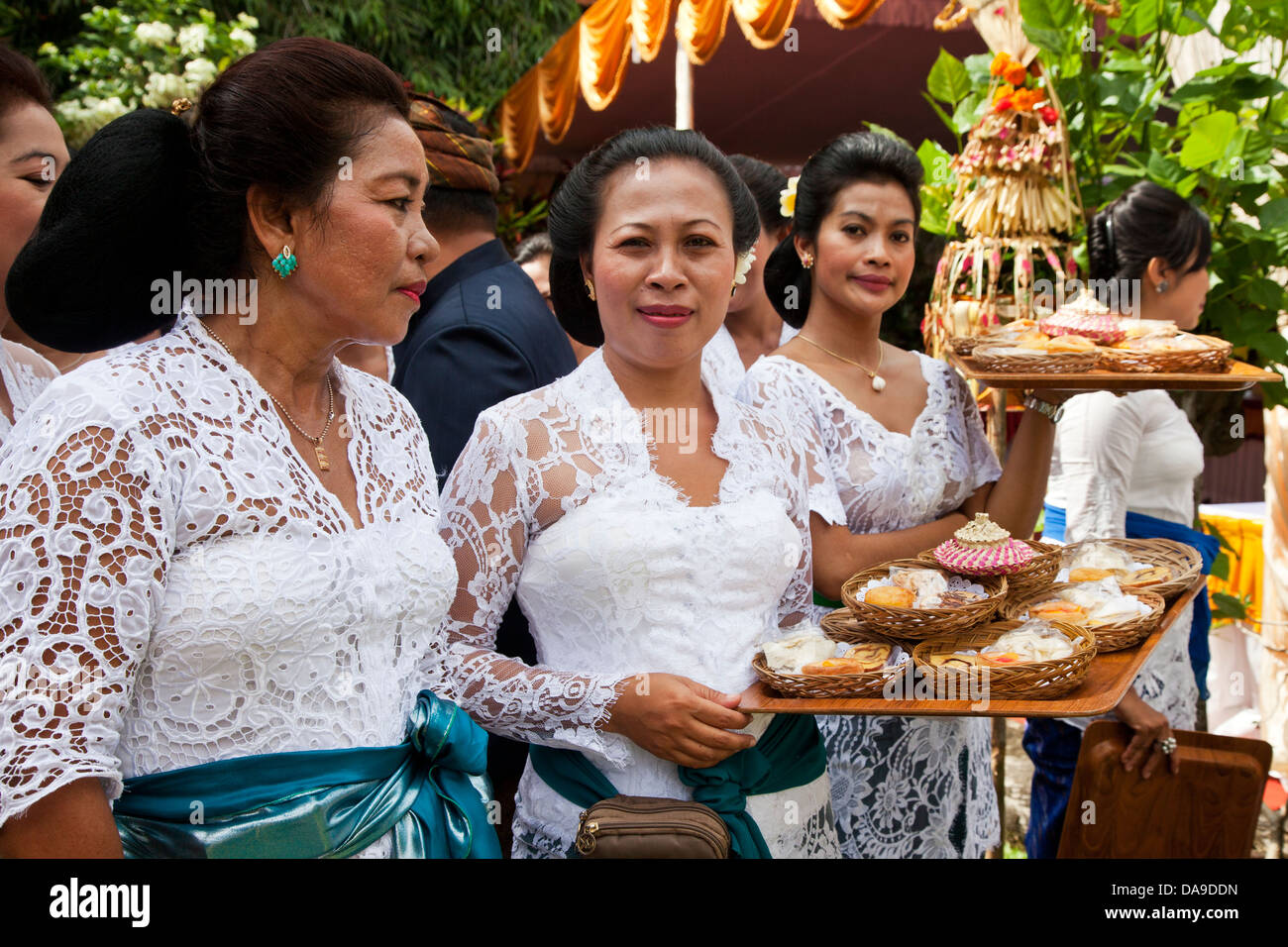 Waitresses at a wedding hi-res stock photography and images - Alamy