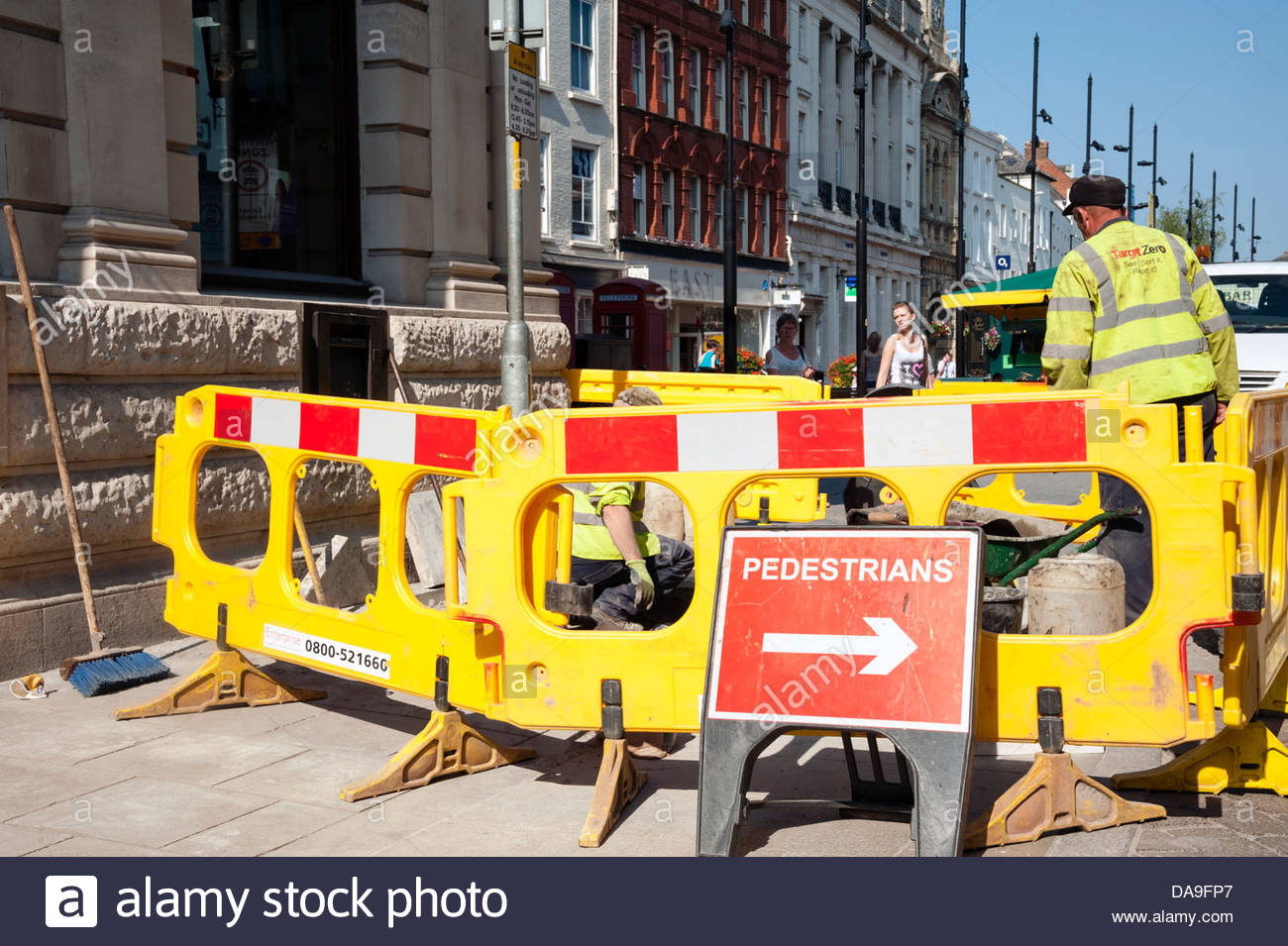 Workmen Hole Stock Photos & Workmen Hole Stock Images - Alamy