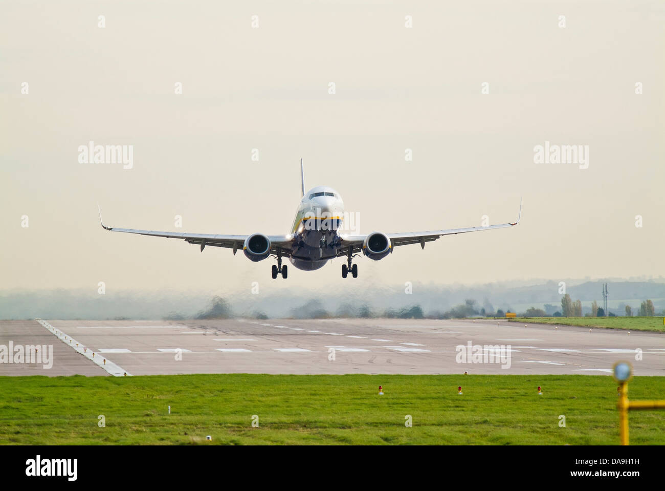 Ryanair Boeing 737 taking off from East Midlands Airport Stock Photo ...