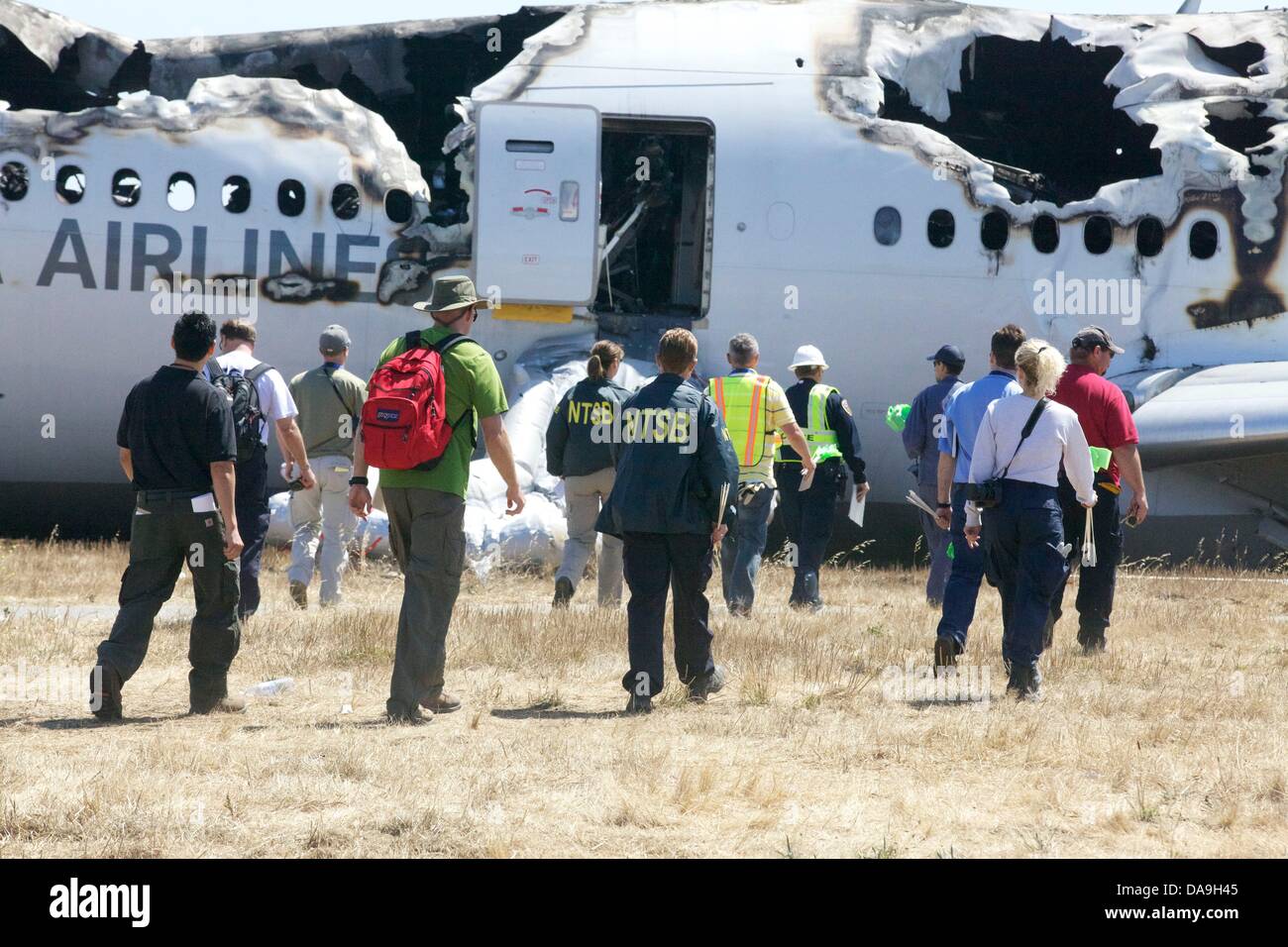 NTSB investigators view the remains of the Asiana Flight 214 Boeing 777 ...