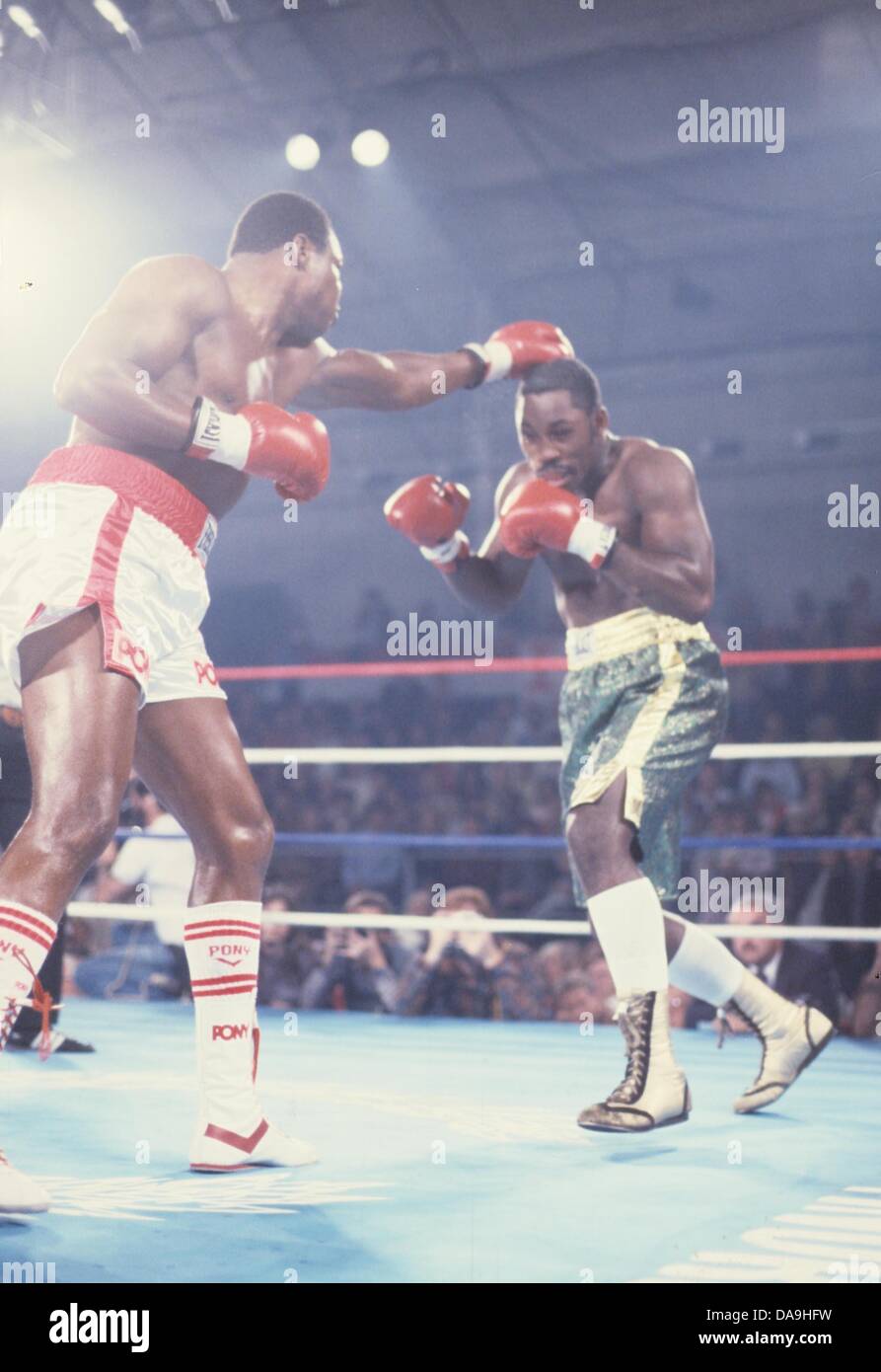 LARRY HOLMES VS Marvis Frazier.n2200Supplied by Photos, inc.(Credit ...