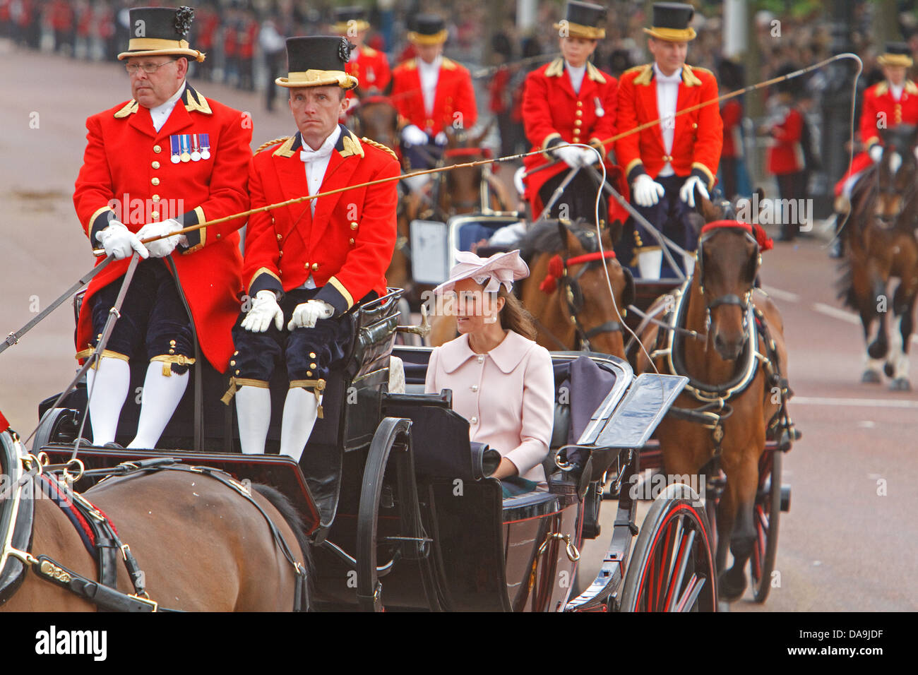 Footman buckingham palace hi-res stock photography and images - Alamy