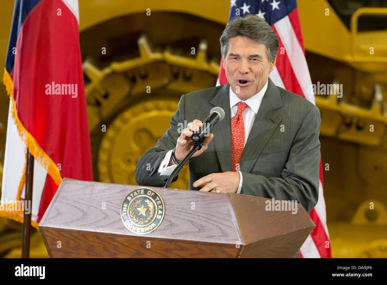 Texas Governor Rick Perry announces to supporters and friends at a San ...