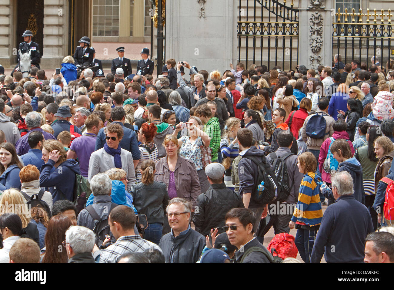 Crowds gather outside Buckingham Palace waiting for the Royal family to ...