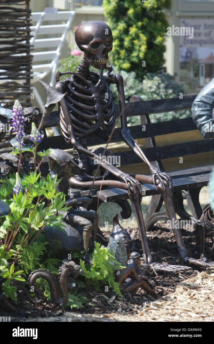 Human skeleton metal sculpture hi-res stock photography and images - Alamy