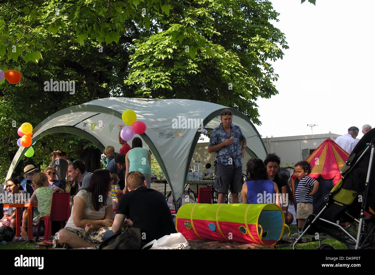 Birthday happy parents children hi-res stock photography and images - Alamy