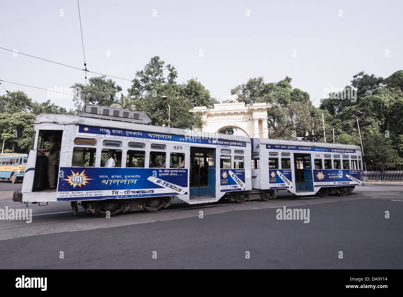 Heritage transport calcutta tram crossing the lions gate hi-res stock ...