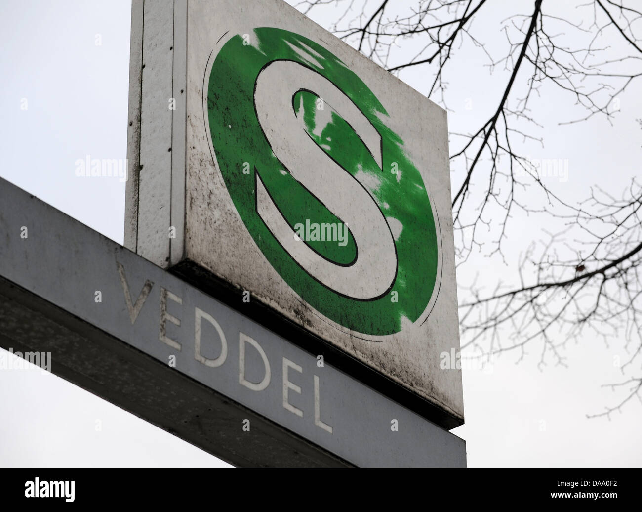 A sign points to Veddel station in Hamburg, Germany, 02 January 2011 ...