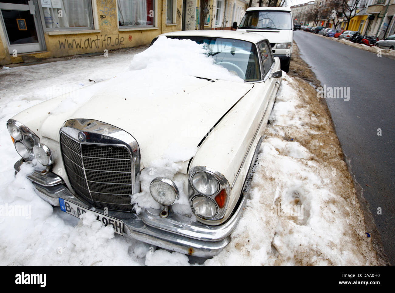 A classic Mercedes is covered in snow in Berlin, Germany, 02 January ...