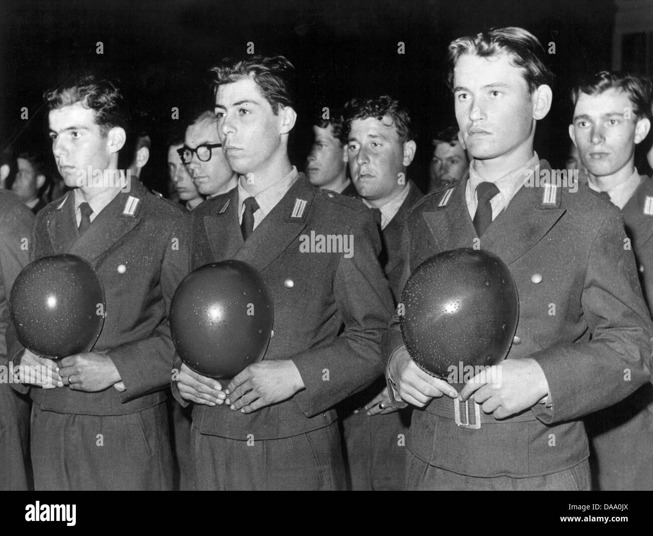 (dpa file) - A file picture dated 19 May 1957 shows the first German ...