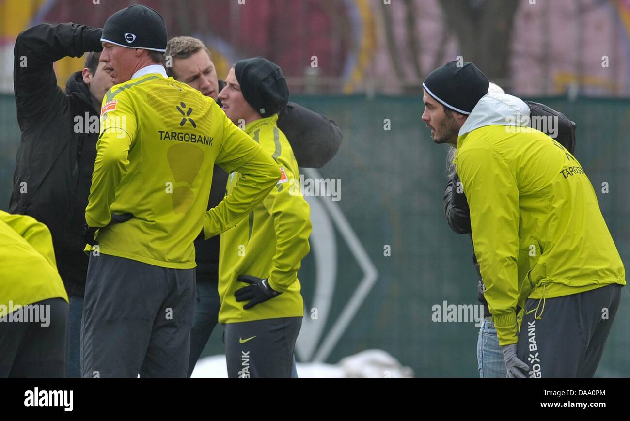 Bremen's newcommer Denni Avdic (R) and his teammates Tim Borowski (L ...
