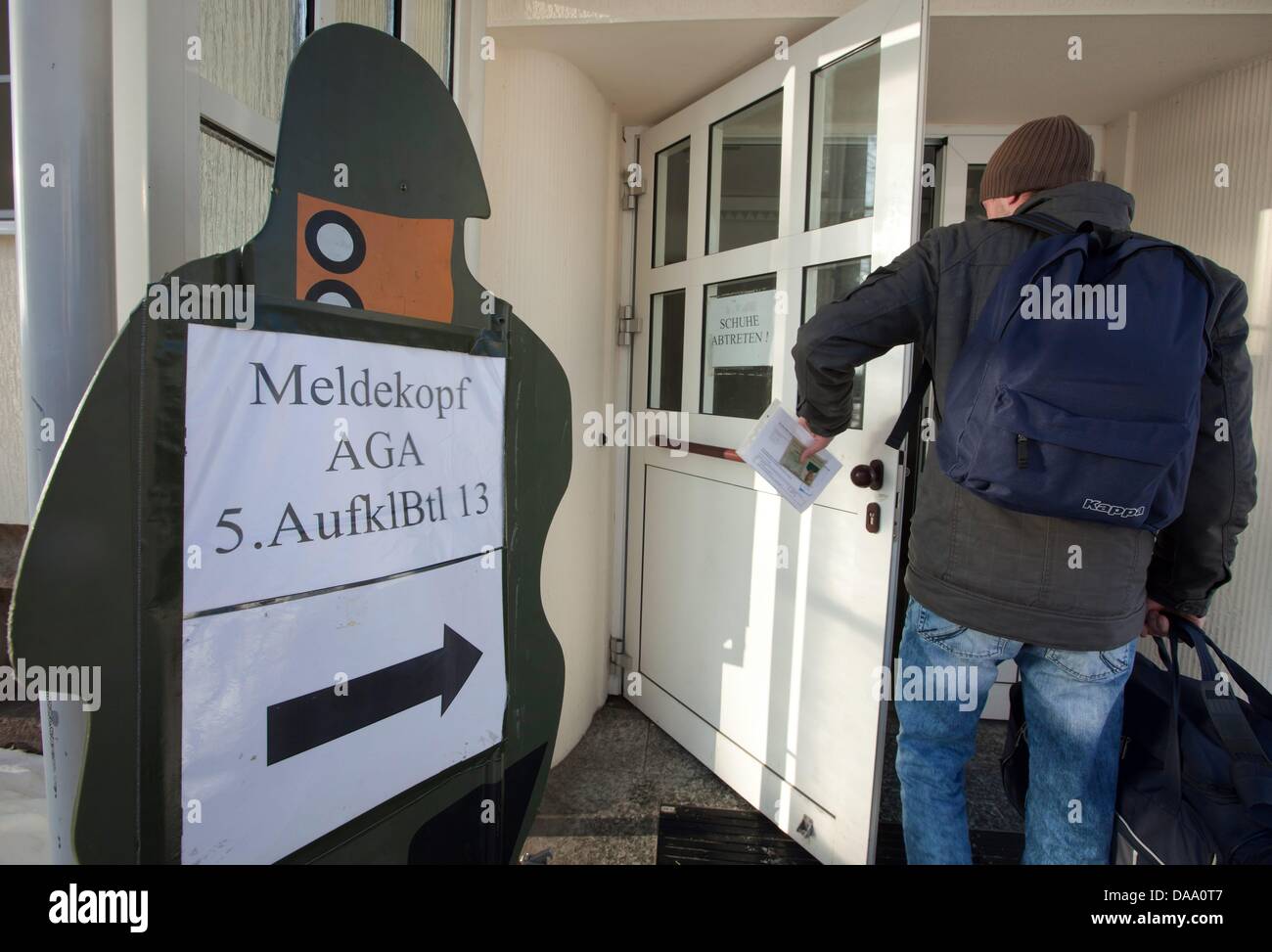 A Bundeswehr conscript enters an army building for the first time ...