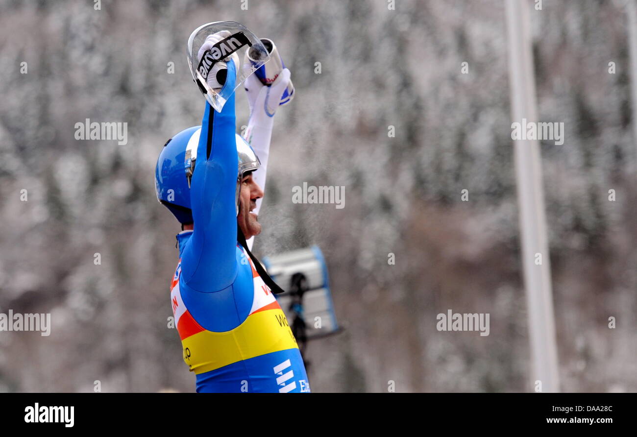 Der italienische Rennrodler Armin Zöggeler jubelt am Donnerstag (06.01. ...