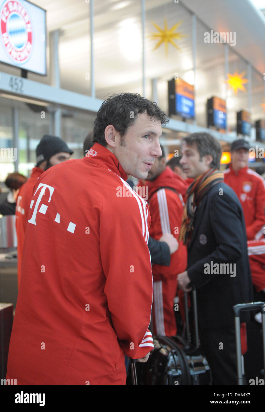 Bayern Munich midfielder Mark van Bommel checks in at the airport in ...