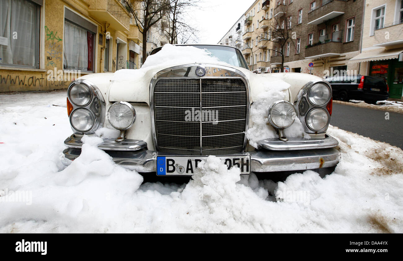 A classic Mercedes is covered in snow in Berlin, Germany, 02 January ...