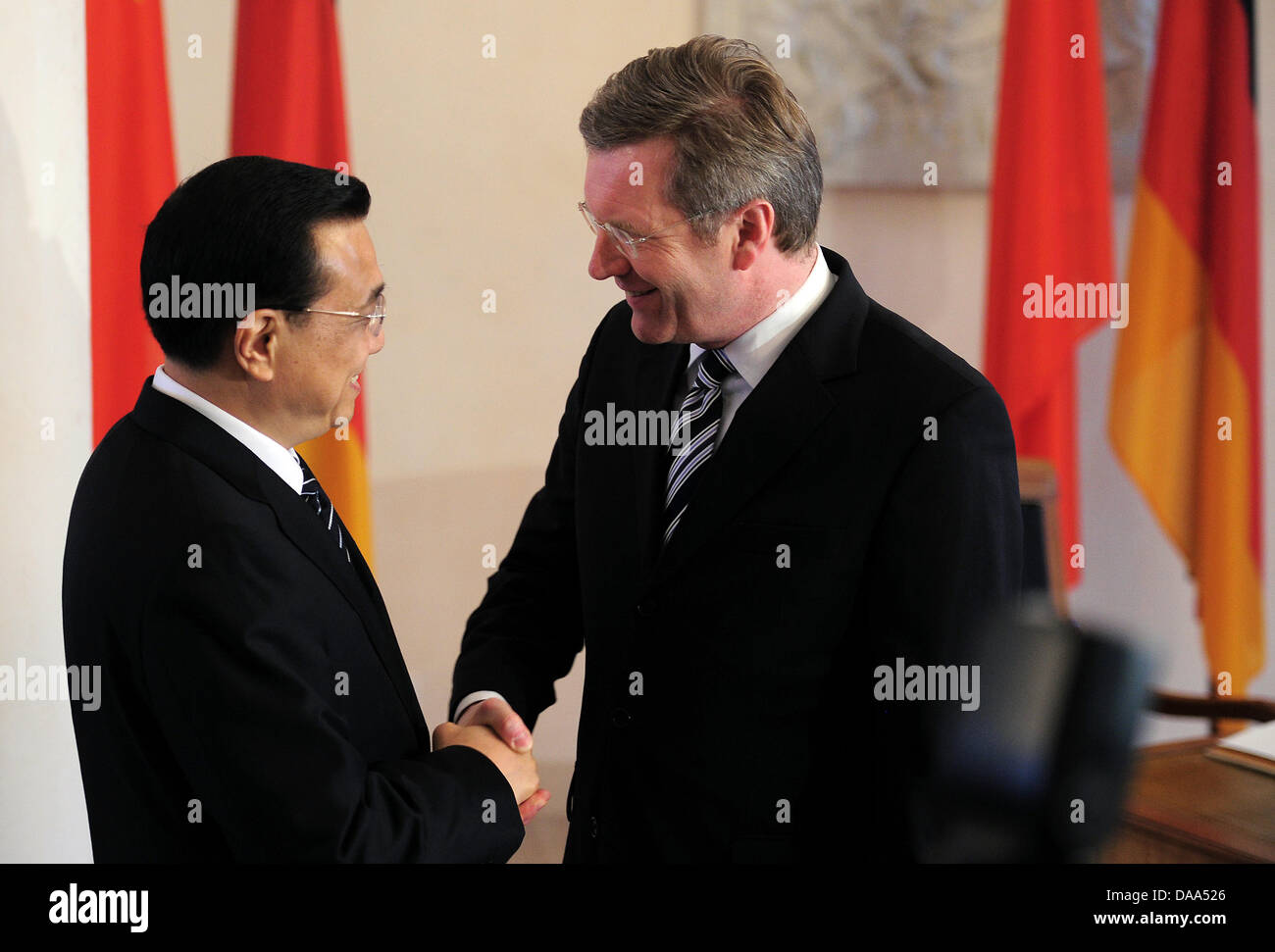 German President Christian Wulff (R) welcomes Chinese Vice Prime ...