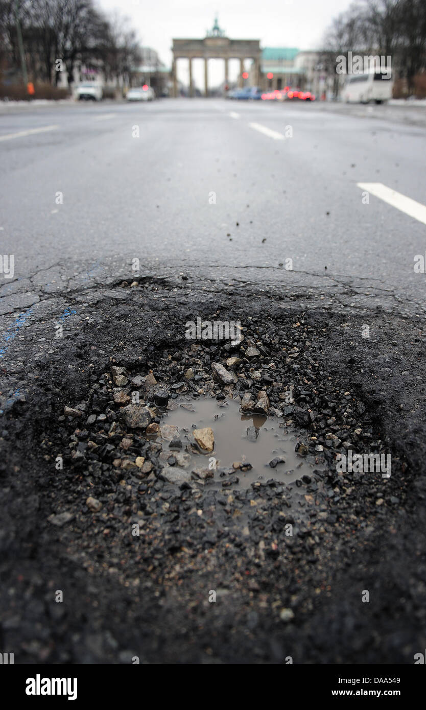 A pothole pictured on a street in Berlin, Germany, 07 January 2011 ...