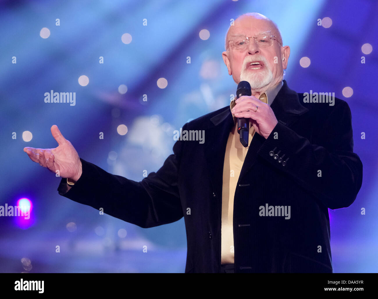 British singer Roger Whittaker performs at German TV show 'Krone der ...