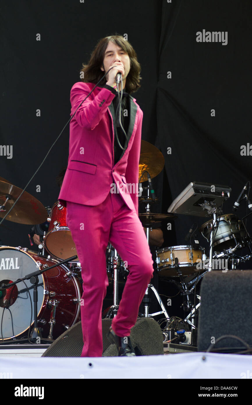 Bobby Gillespie lead singer of Primal Scream preforming on the Pyramid ...