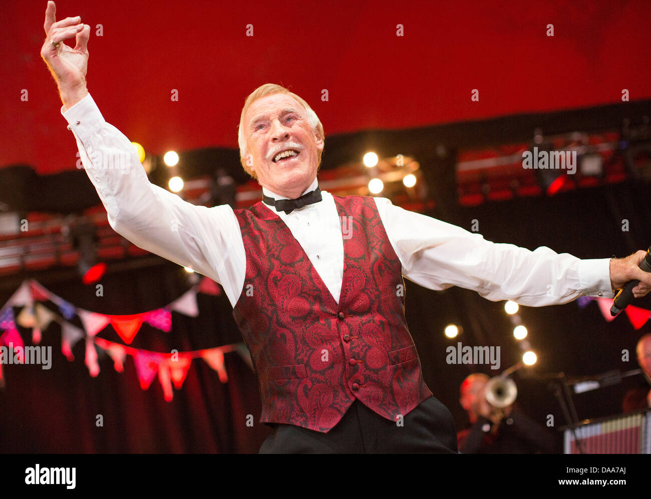 Sir bruce forsyth hi-res stock photography and images - Alamy
