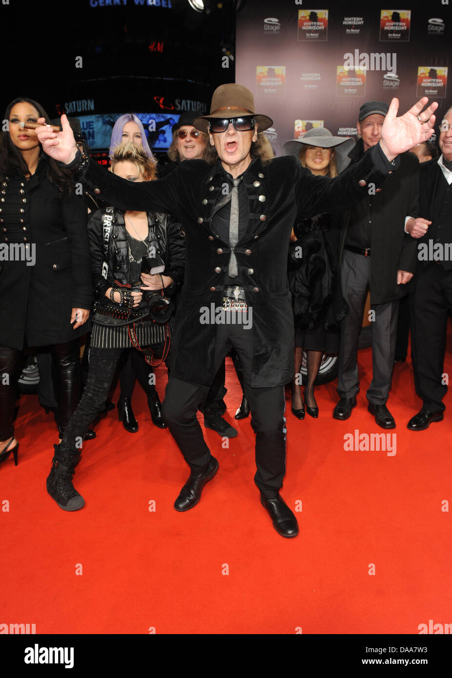 The rock musician Udo Lindenberg arrives with open arms to the premiere ...