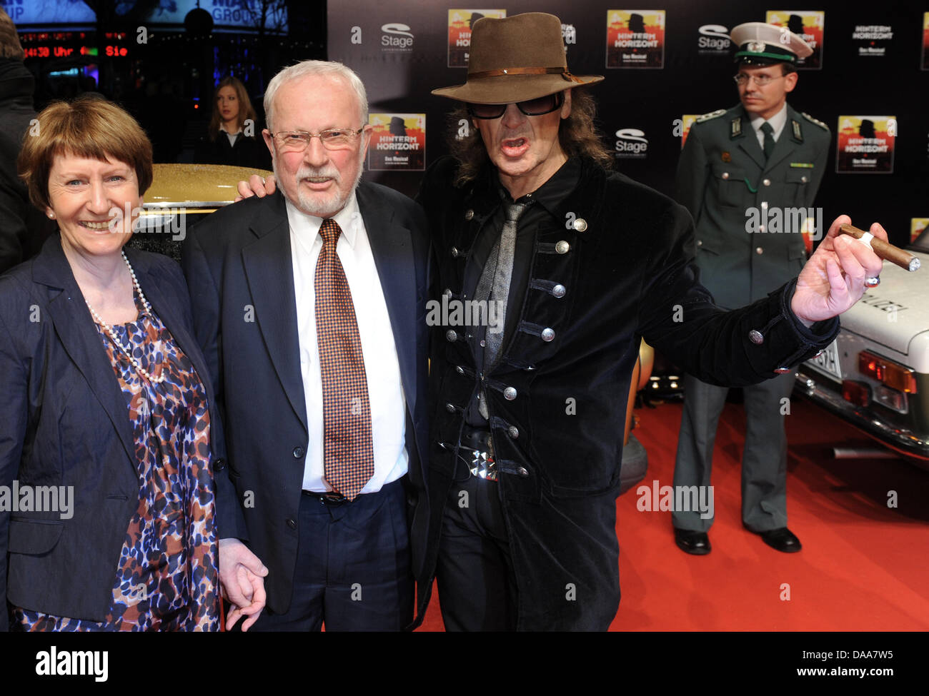 The rock musician Udo Lindenberg (R) and Lothar de Maiziere, the last ...