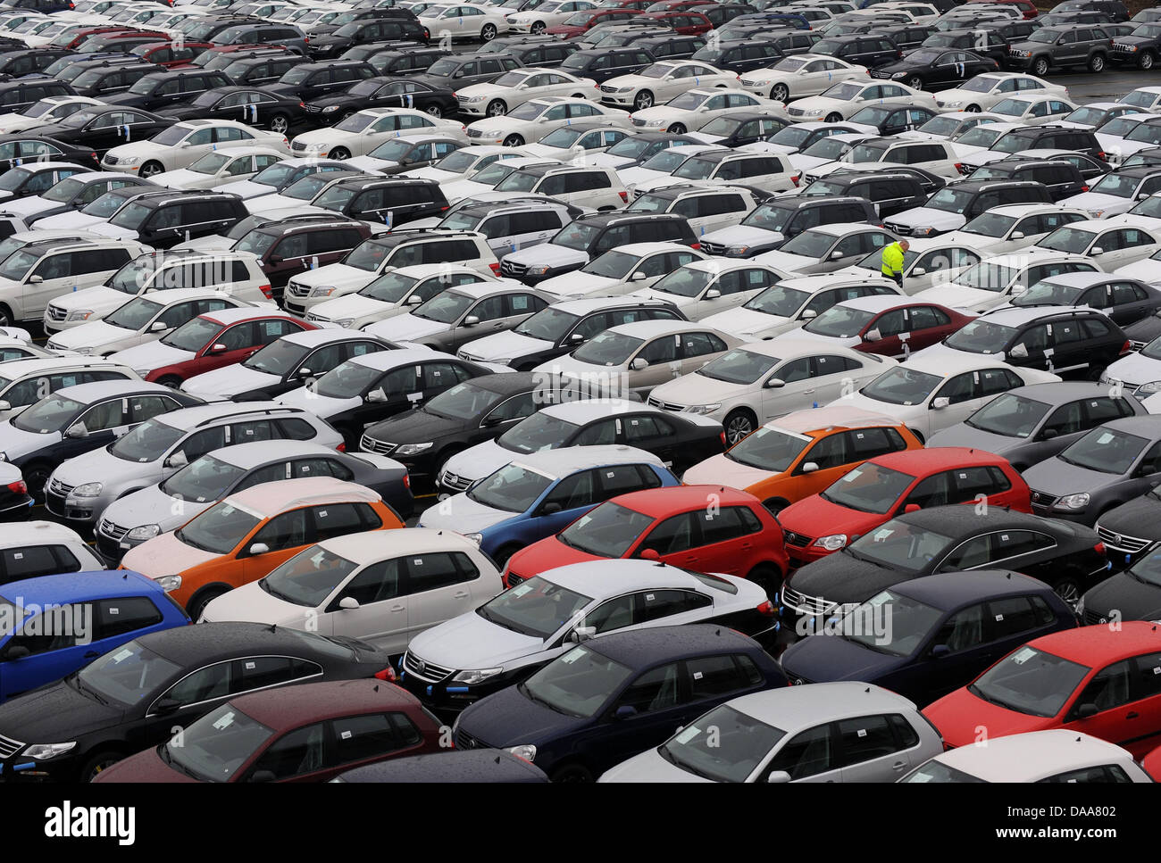 (dpa file) A file picture dated 05 December 2008 of German cars ready ...