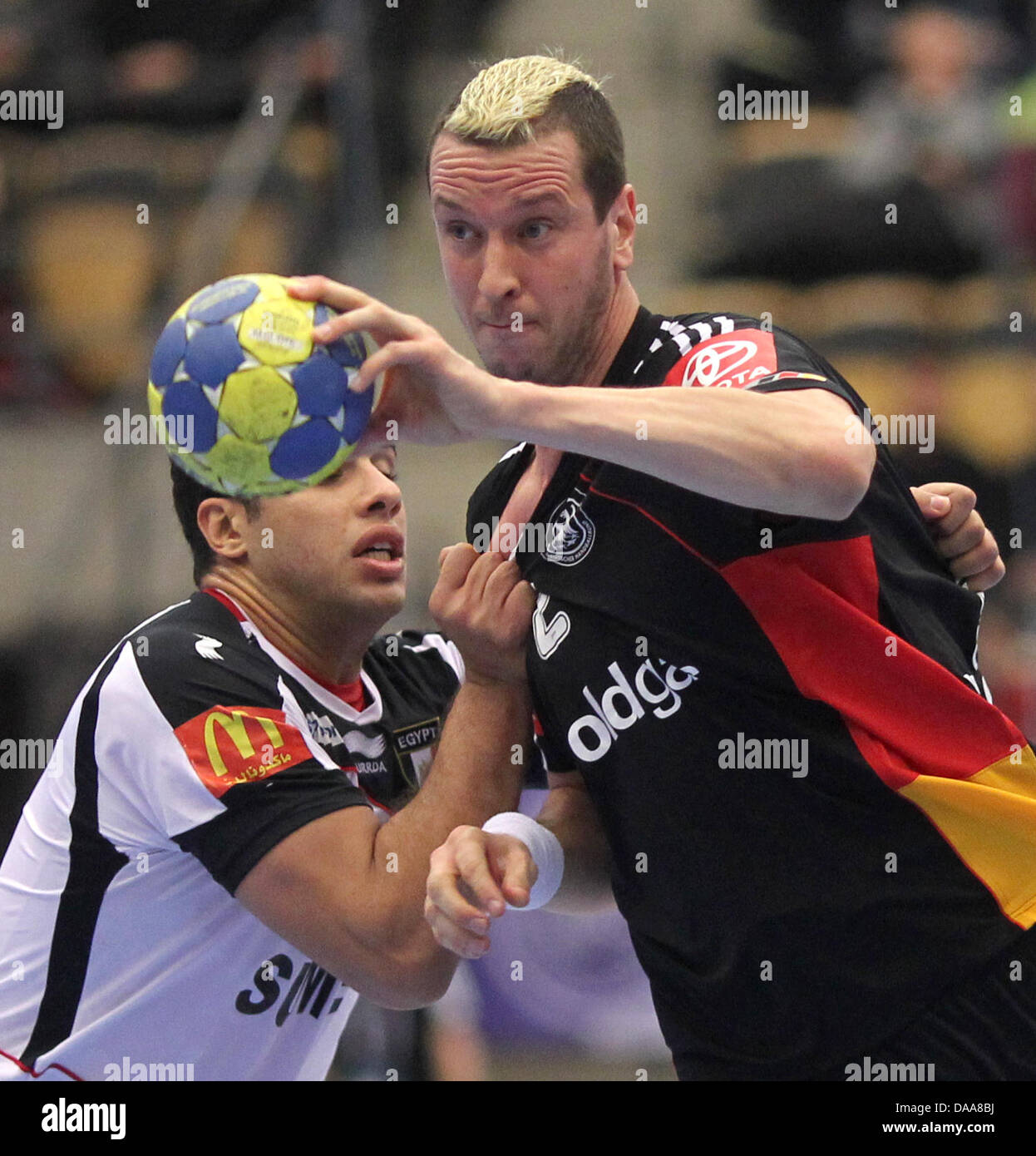 Pascal Hens (R) of Germany in action against Mohamed Mamdouh (L) of ...