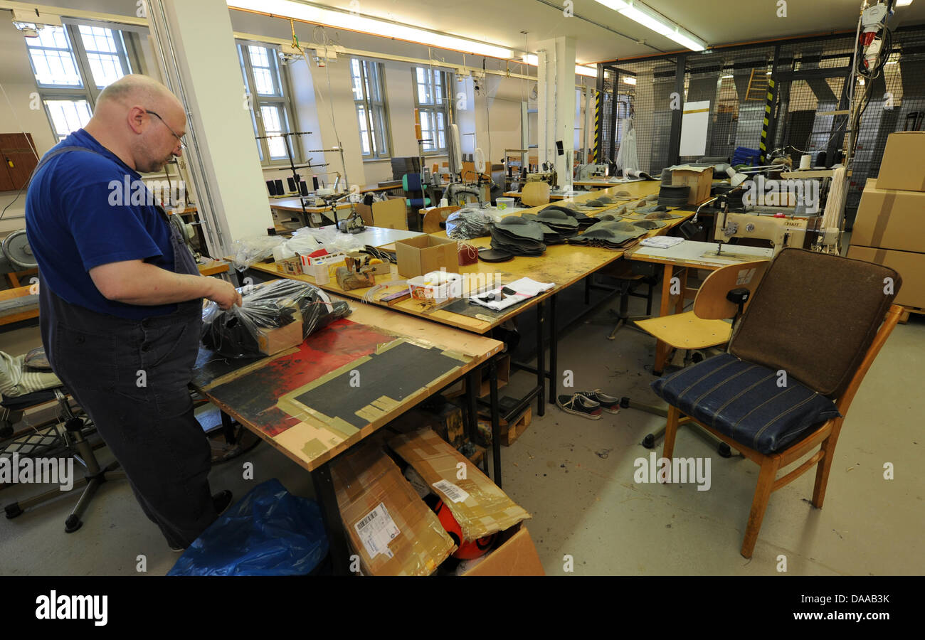 The prison inmate Axel Geidies works at the tailoring of the prison in ...