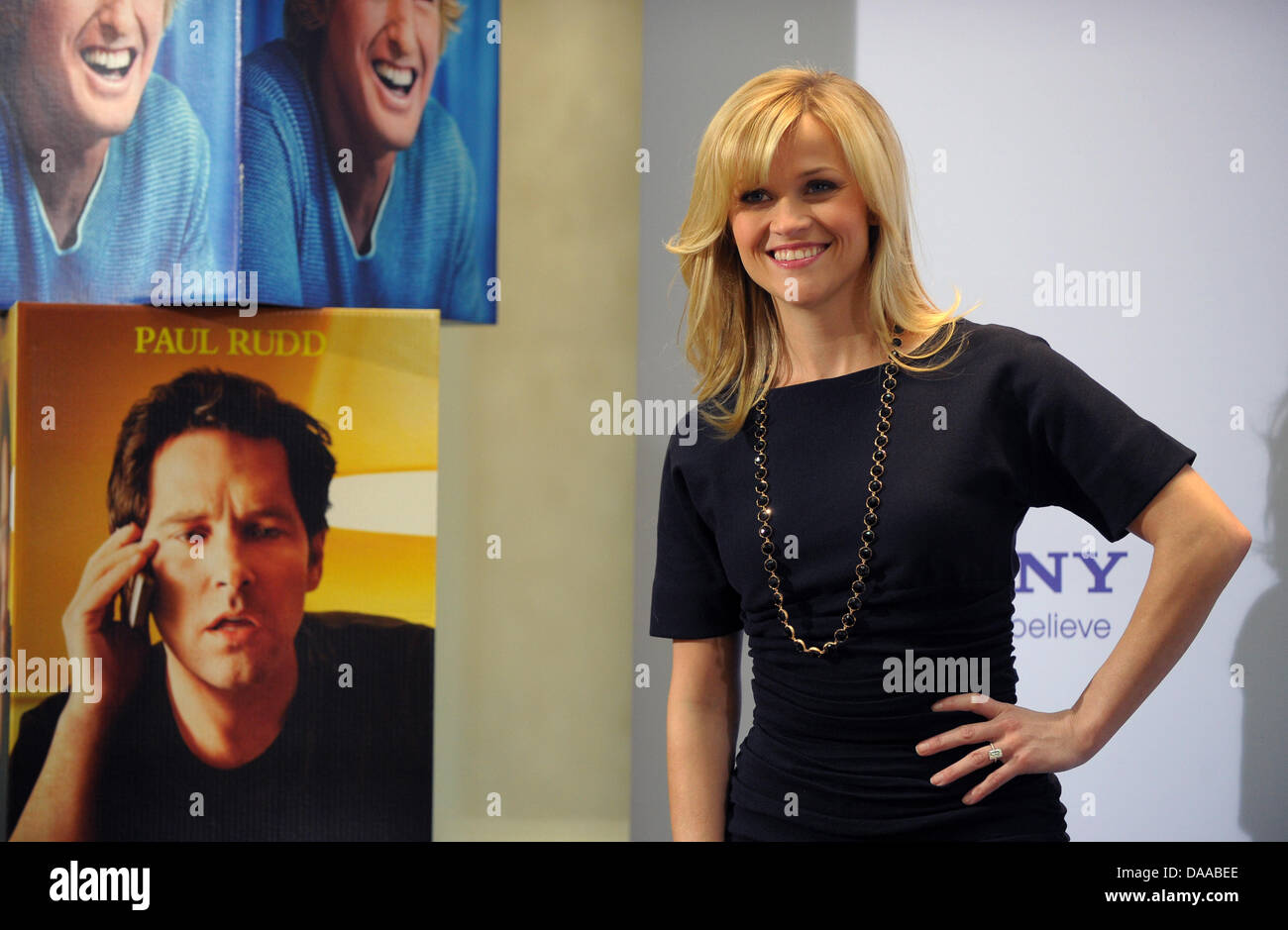 US actors Reese Witherspoon (R) and Paul Rudd attend the photocall of ...