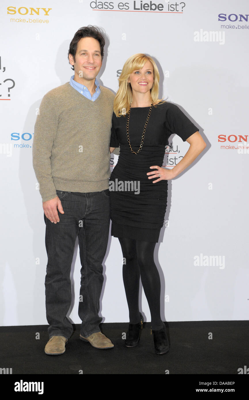 US actors Reese Witherspoon (R) and Paul Rudd attend the photocall of ...