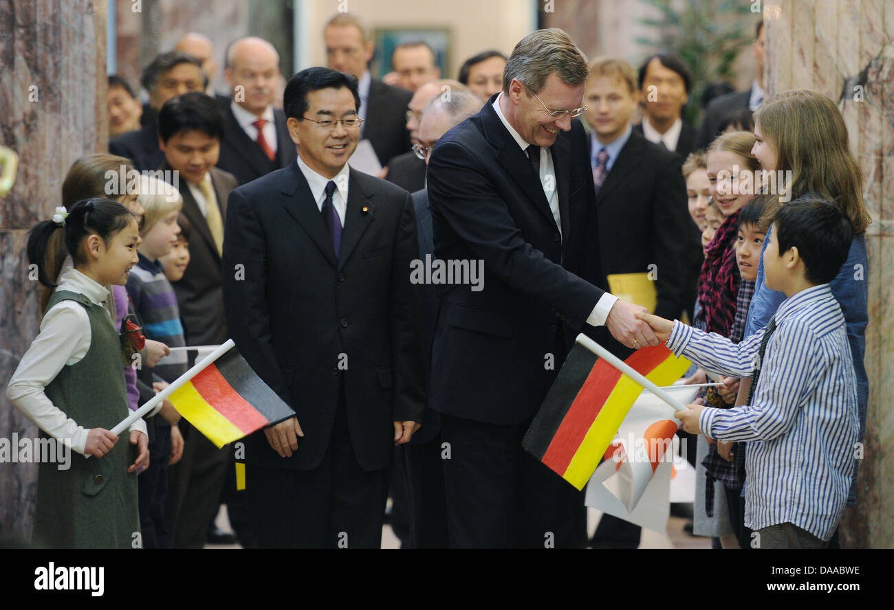 German President Christian Wulff (C) and Japanese Vice-Foreign Minister ...