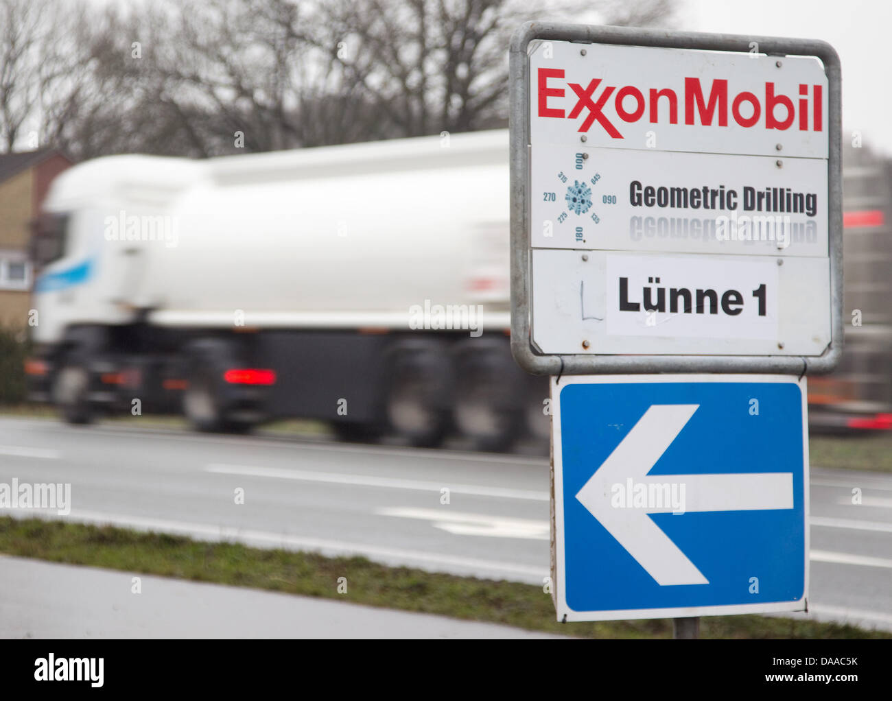 Exxonmobil sign hi-res stock photography and images - Alamy