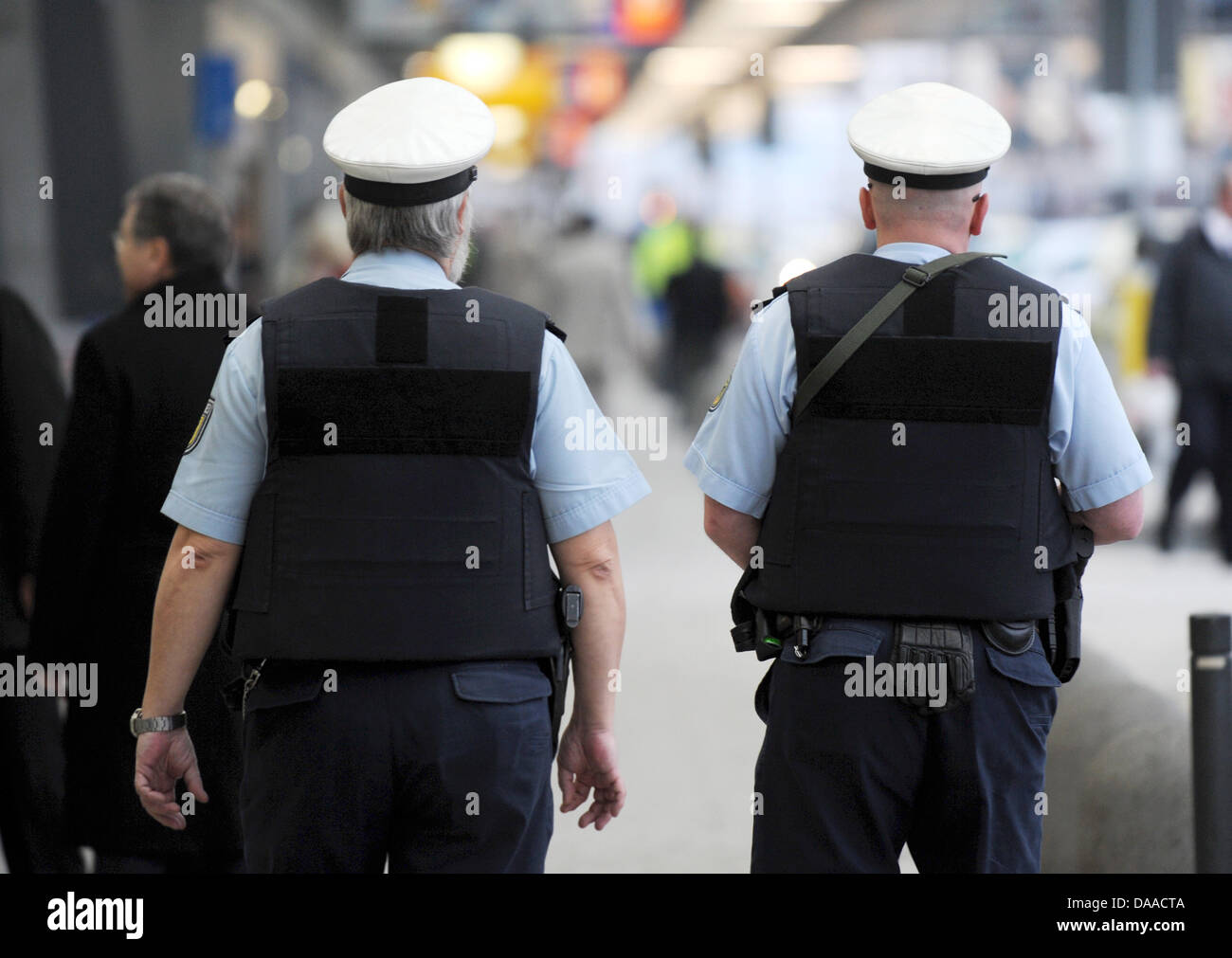 Federal police officers patrol the airport in Frankfurt am Main ...