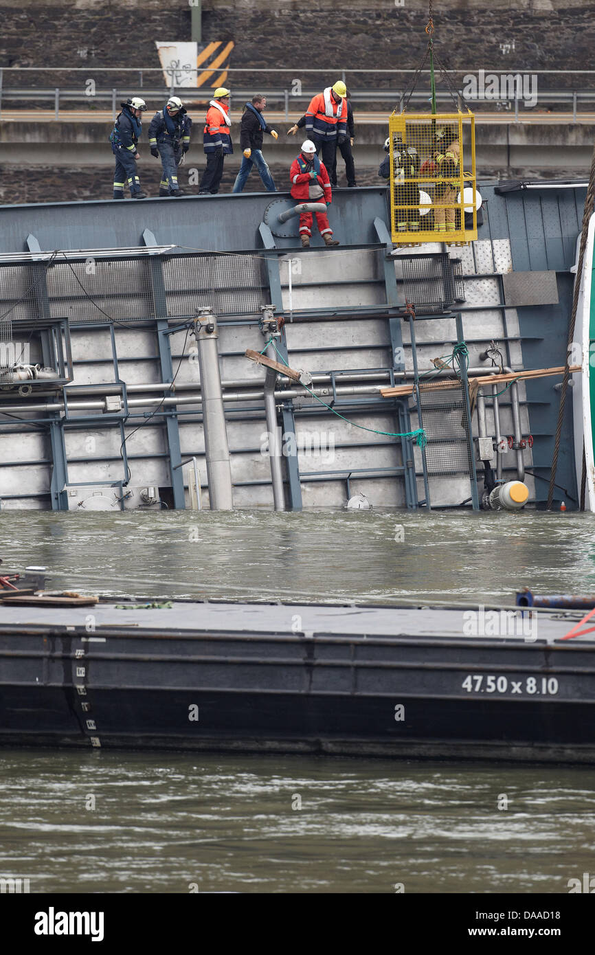 Capsized cargo ship hi-res stock photography and images - Alamy