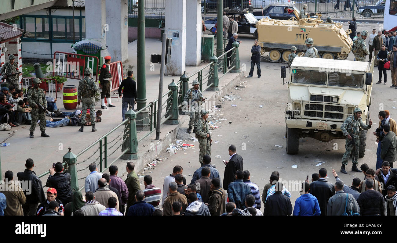 Soldiers have constrained suspected thieves and looters (L) in Cairo ...