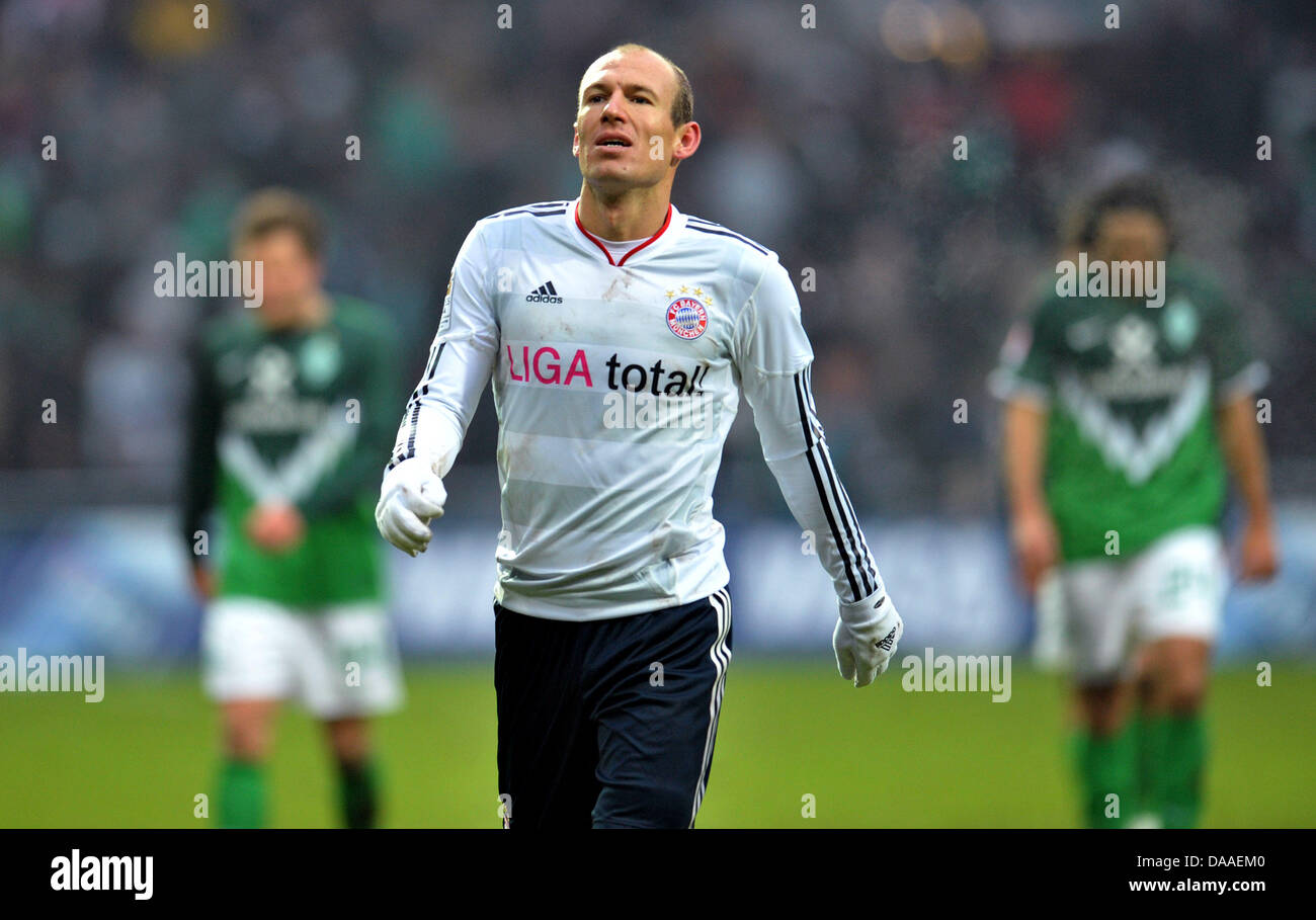 Munich's Arjen Robben walks off the pitch during halftime during the ...
