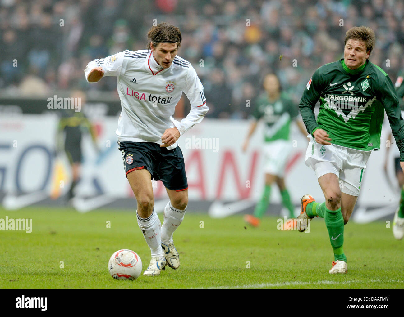 Munich's Mario Gomez (L) and Bremen's Sebastian Proedl (R) vie for the ...