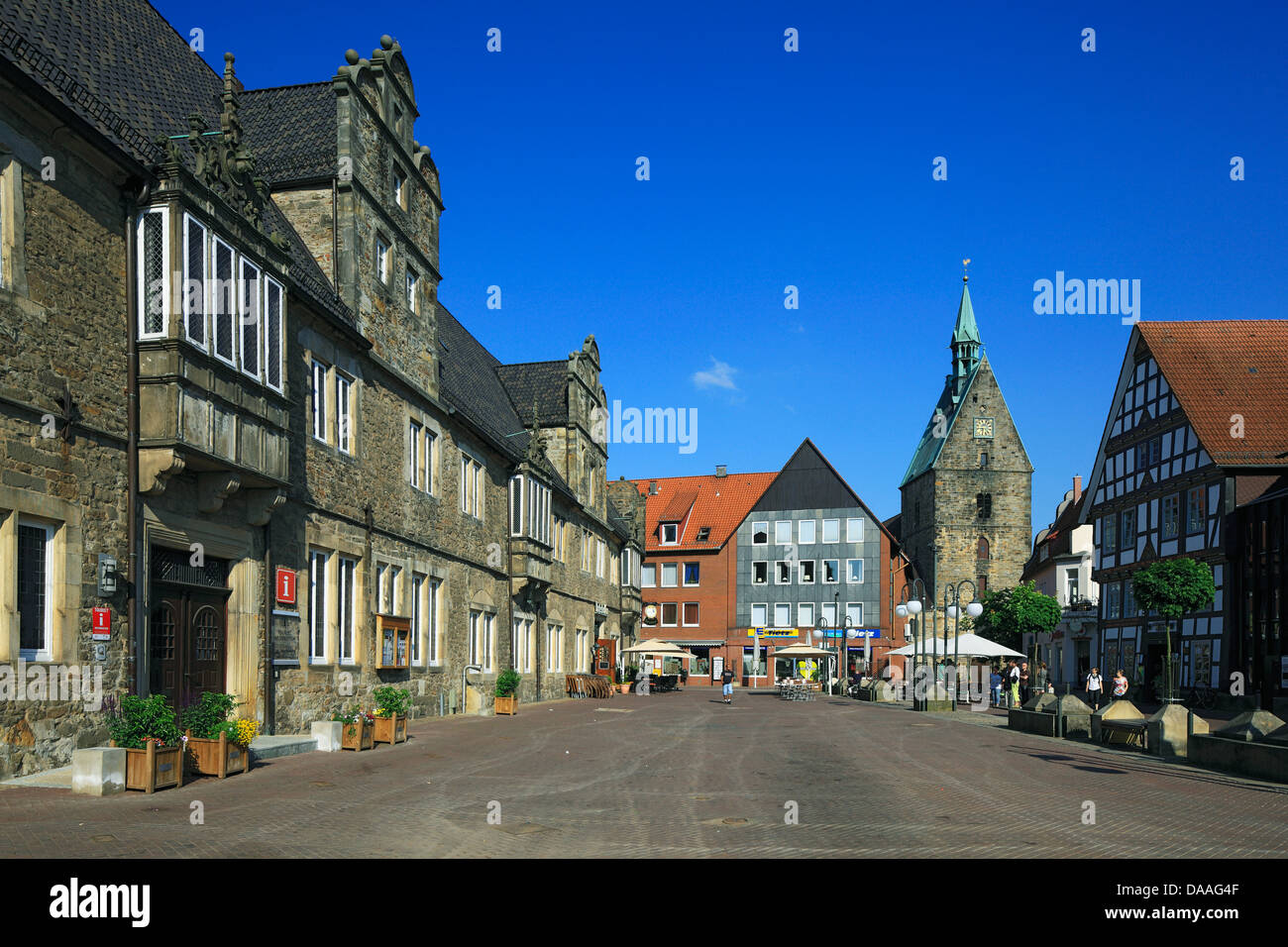 Altes Rathaus am Marktplatz und Sankt Martini-Kirche in Stadthagen ...