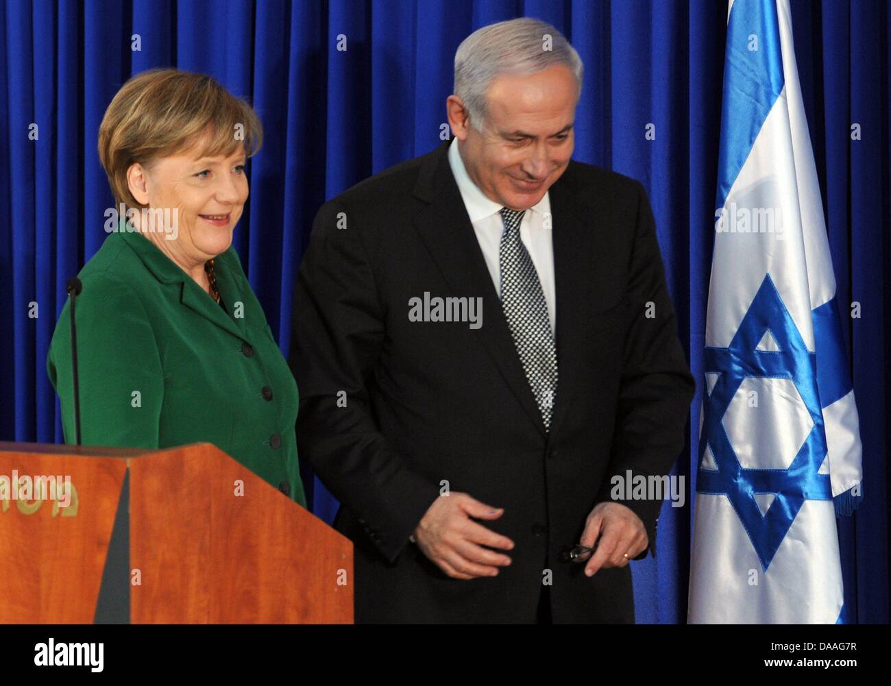 Israeli Prime MInister Benjamin Netanyahu (R) and German Chancellor ...