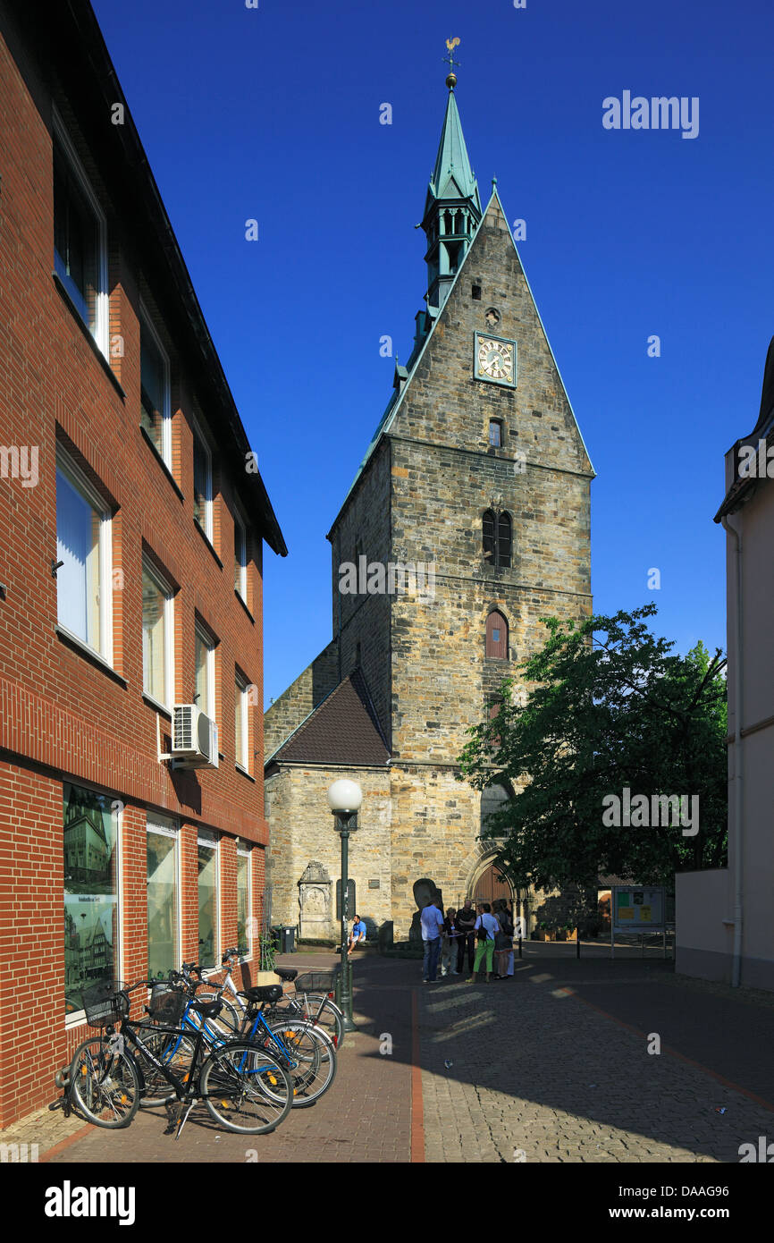 Marktplatz und Sankt Martini-Kirche in Stadthagen, Weserbergland ...