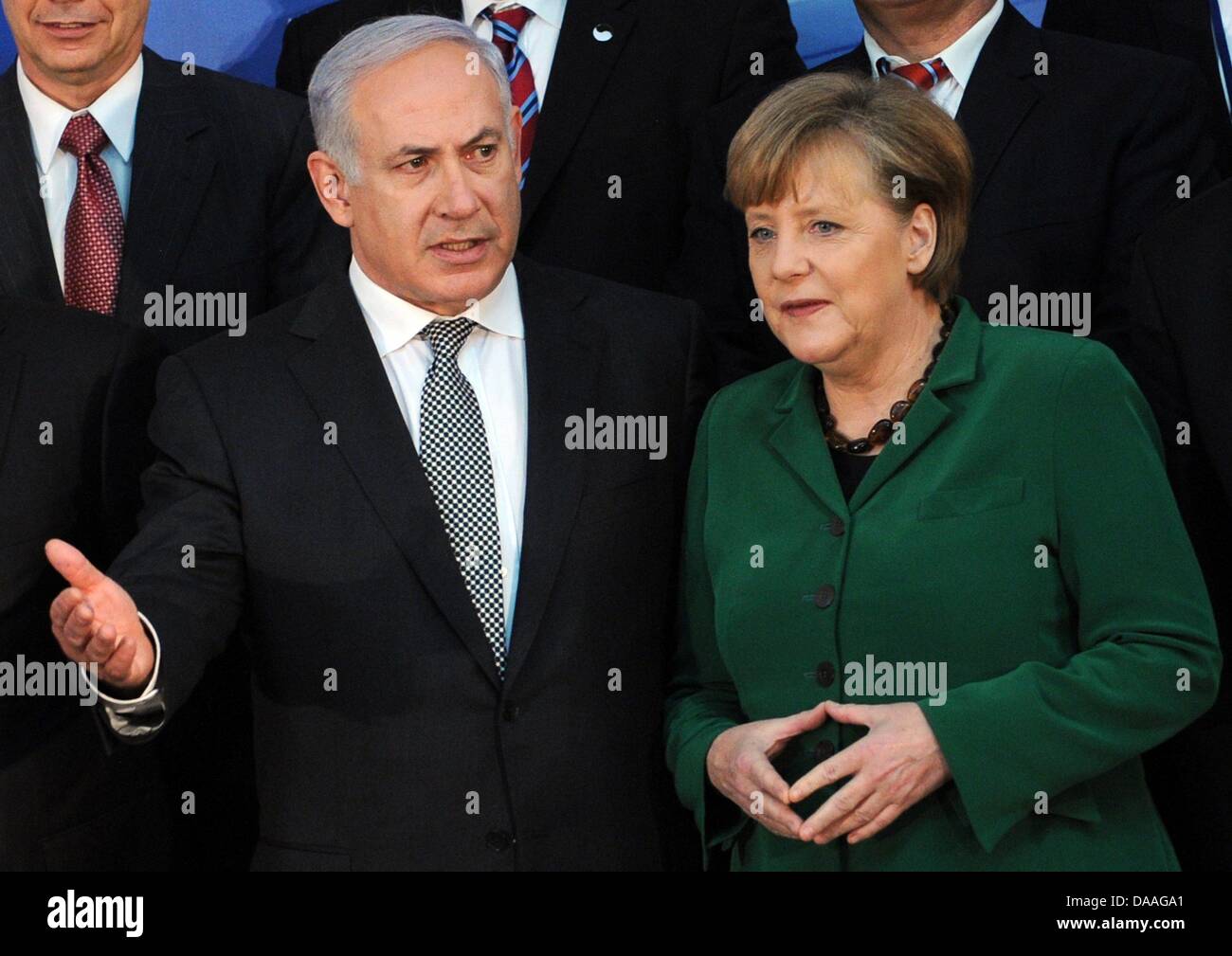 Israeli Prime MInister Benjamin Netanyahu (R) and German Chancellor ...