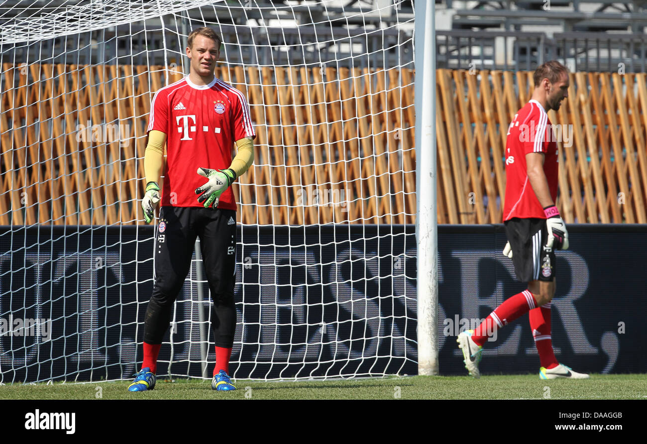 Munich's goalkeepers Manuel Neuer (L) and Tom Starke take part in a ...