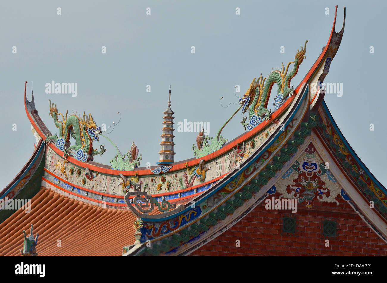 Ornate temple roof chinese temple hi-res stock photography and images ...